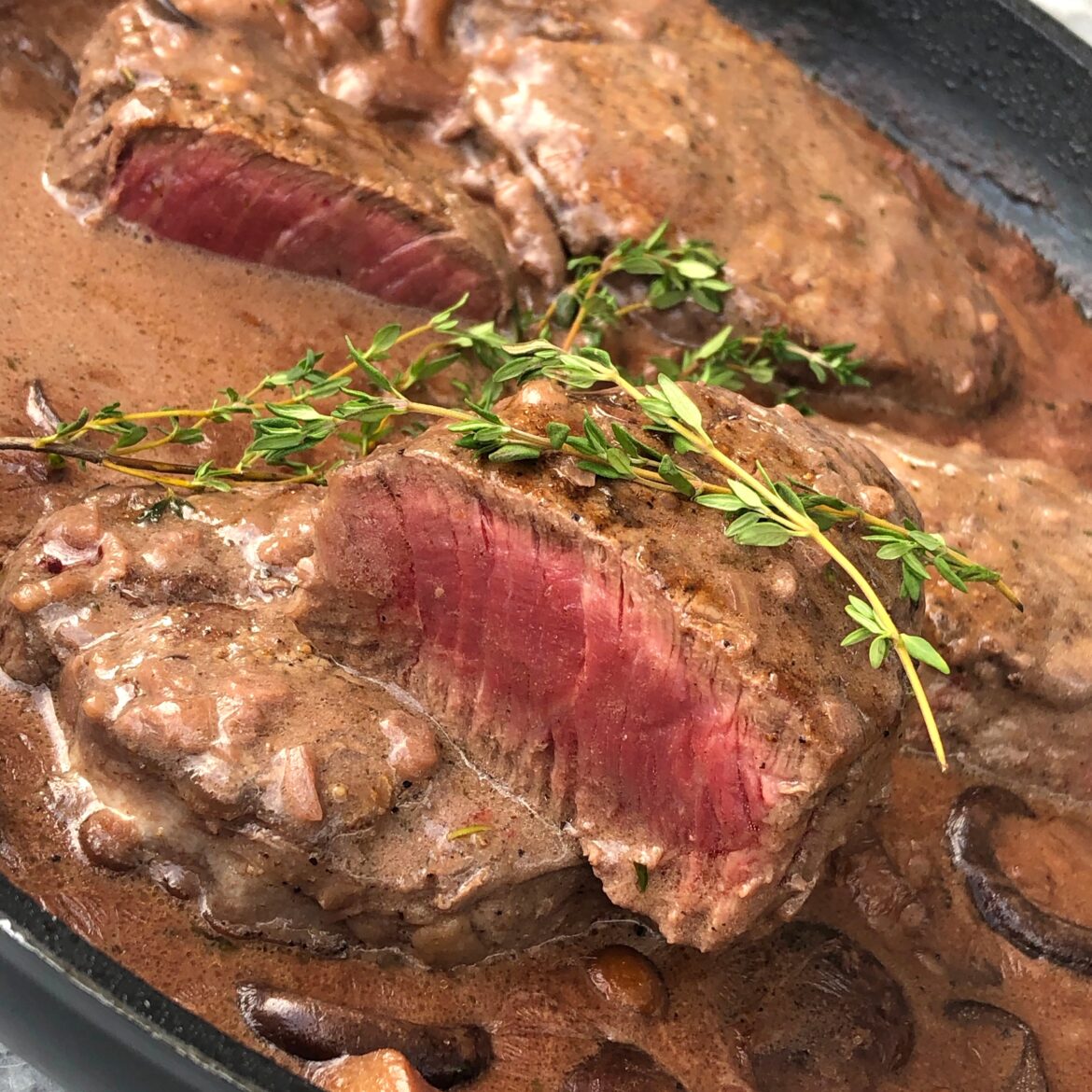Fillet steaks with mushroom wine sauce - Cuisinovia